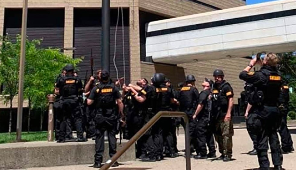 Cincinnati sheriff deputies replace American flag at the Justice Center ...